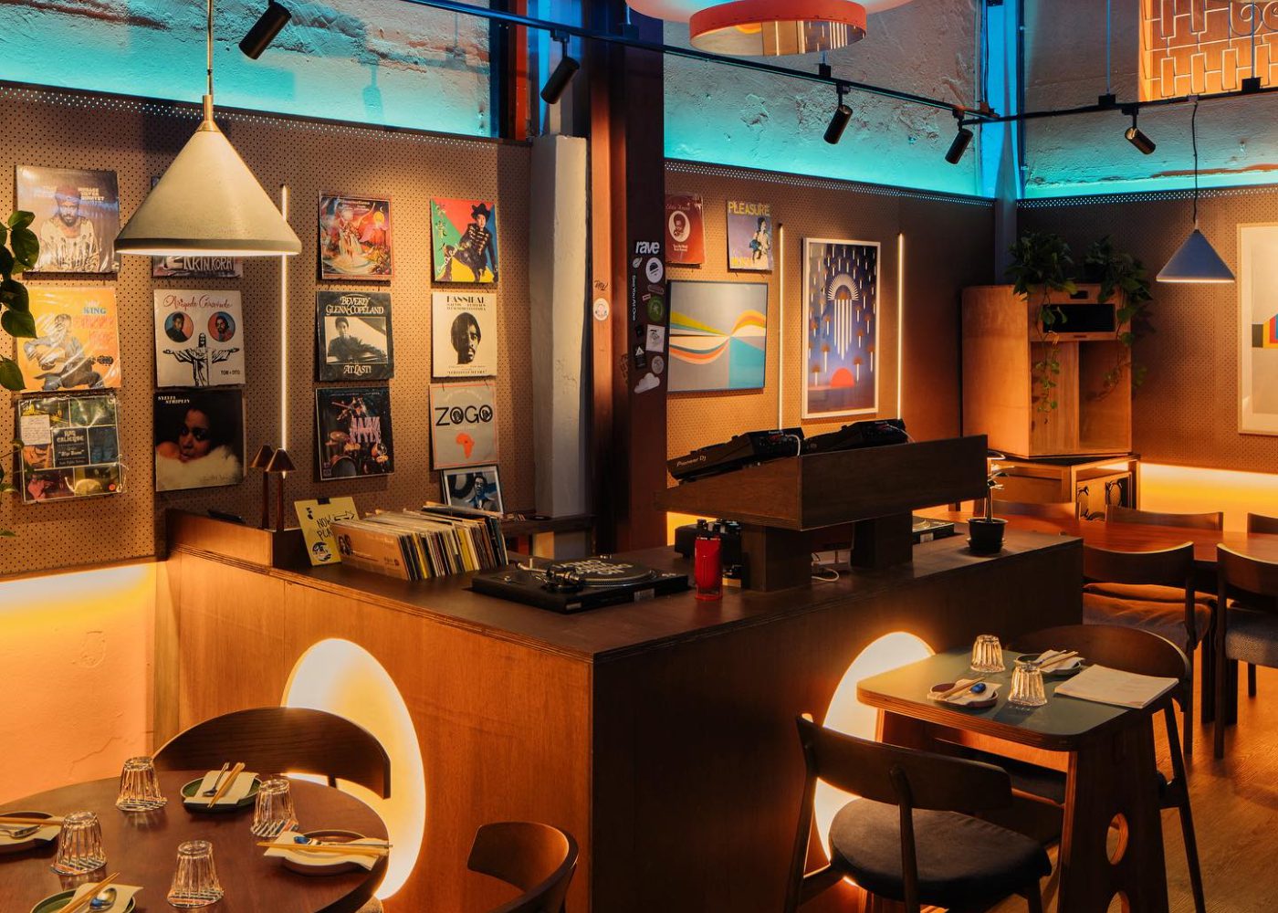 Vinyl Cafes in Singapore For Music Lovers To Listen To Records