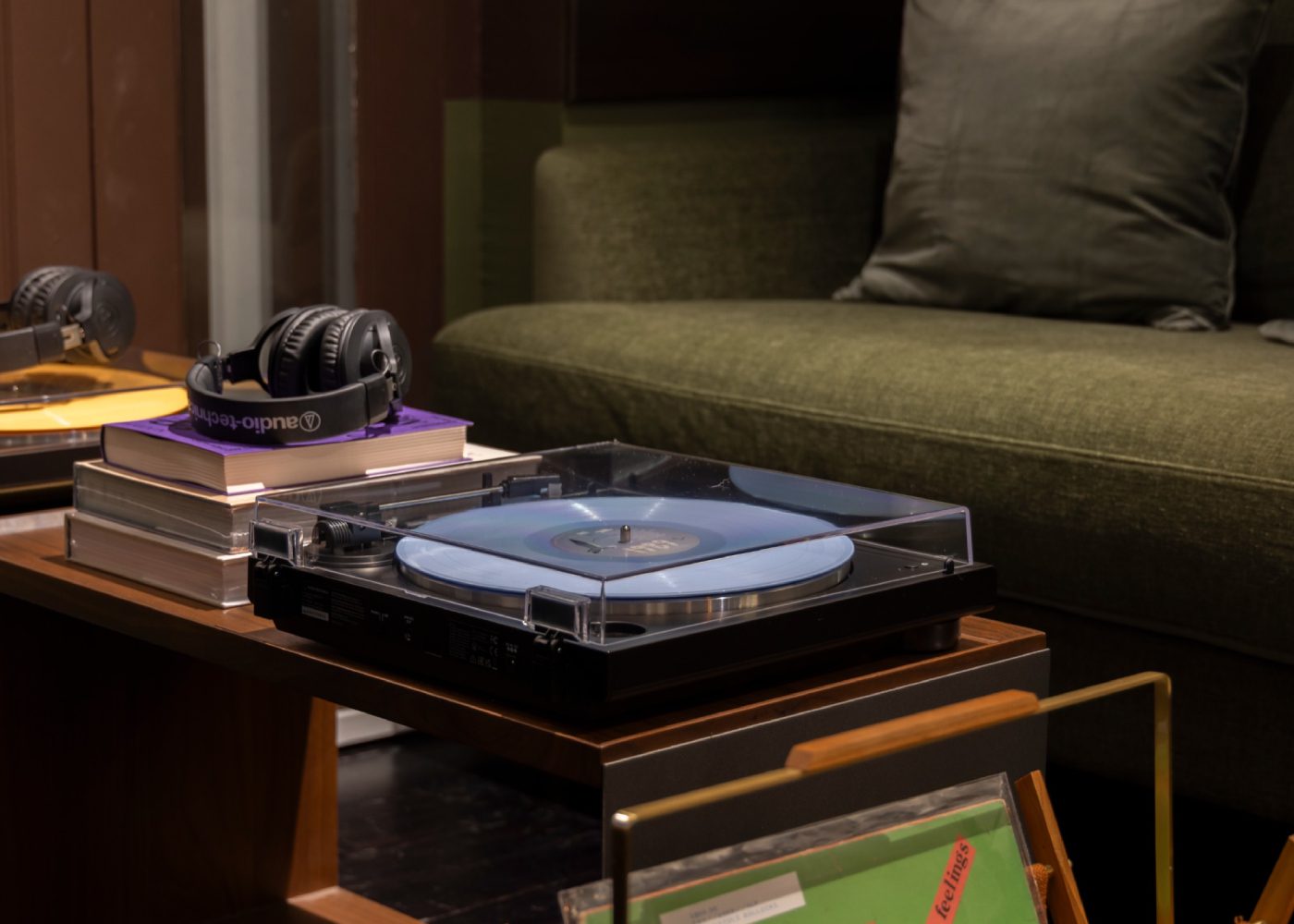 Vinyl Cafes in Singapore For Music Lovers To Listen To Records