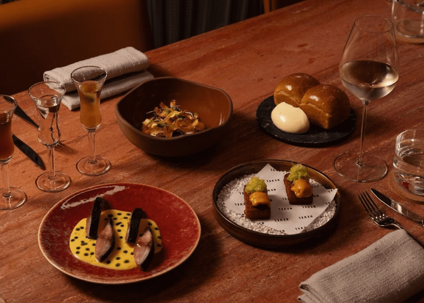 Set Dinner Menus in Singapore For Business Meetings and Dates