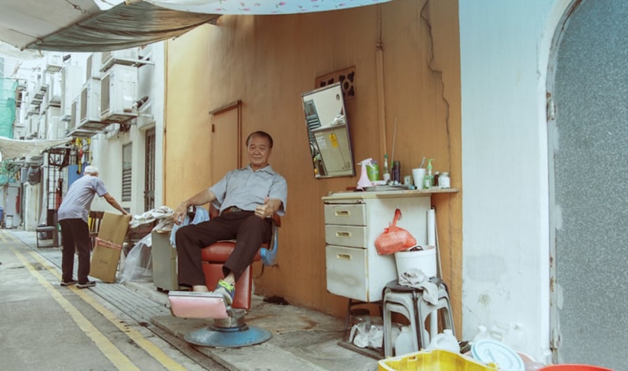 Meet one of the Singapore’s last streetside barbers | Honeycombers