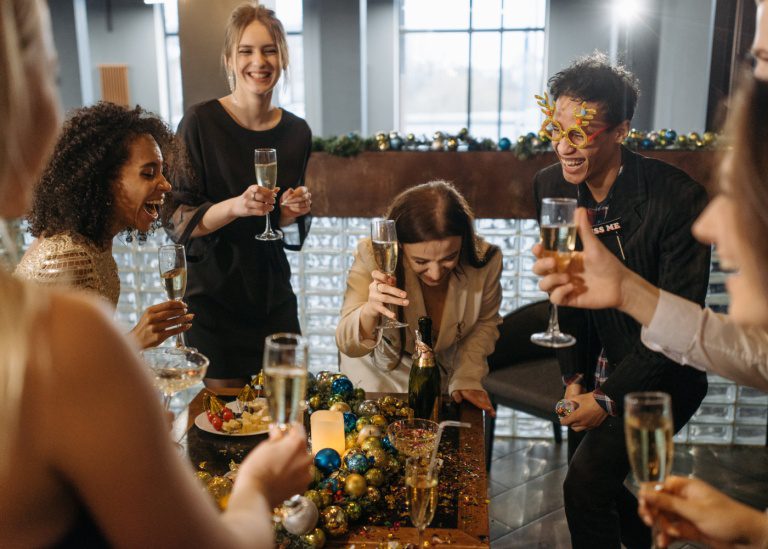7 tips on how to plan a smashing Christmas party | Honeycombers