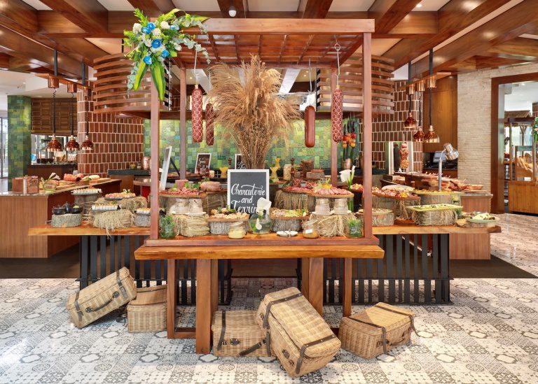 17 Sunday Brunch Places in Bali with Free-Flow Food & Drinks!