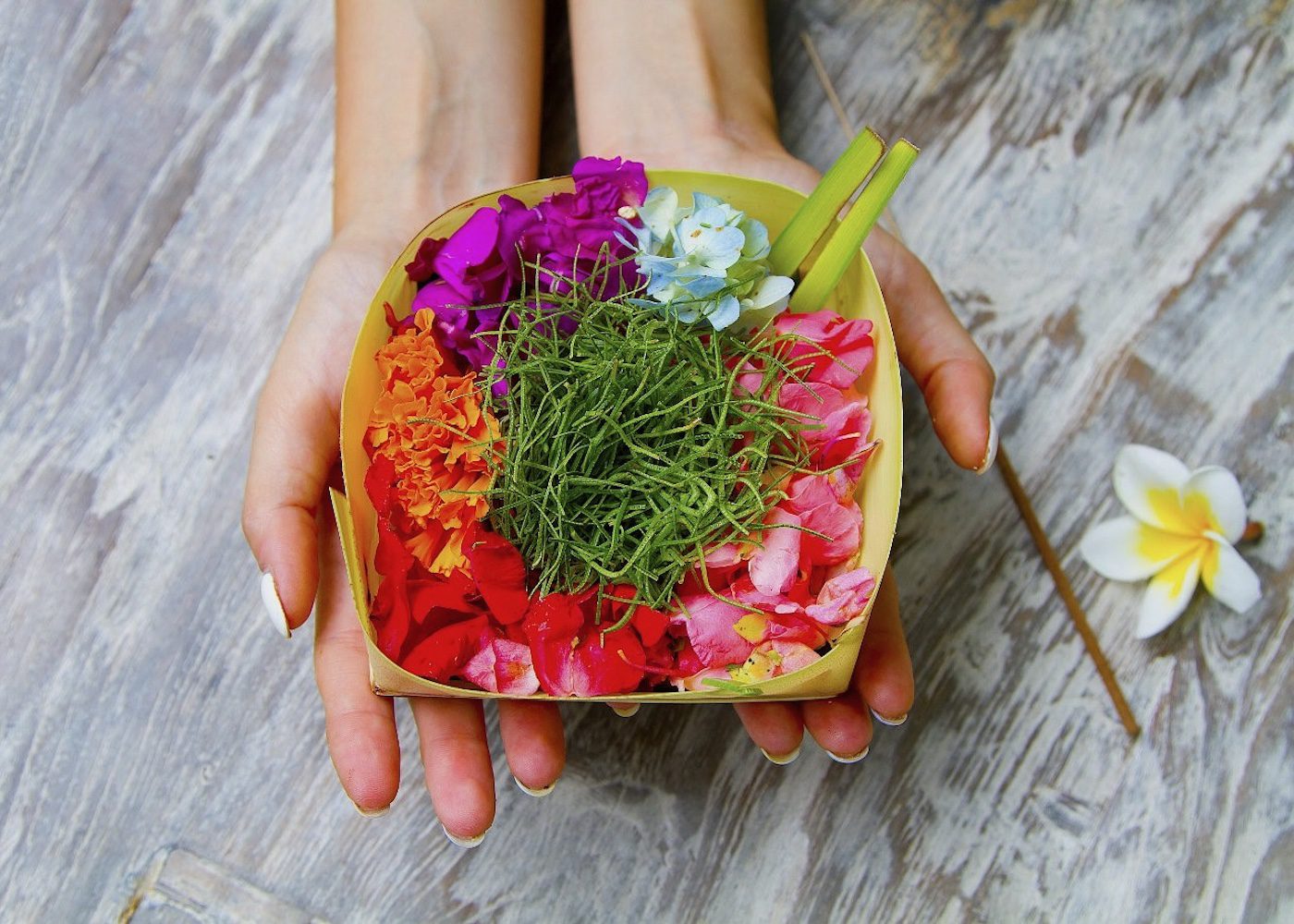 Canang Sari - what are the colourful offerings in Bali? | Honeycombers Bali